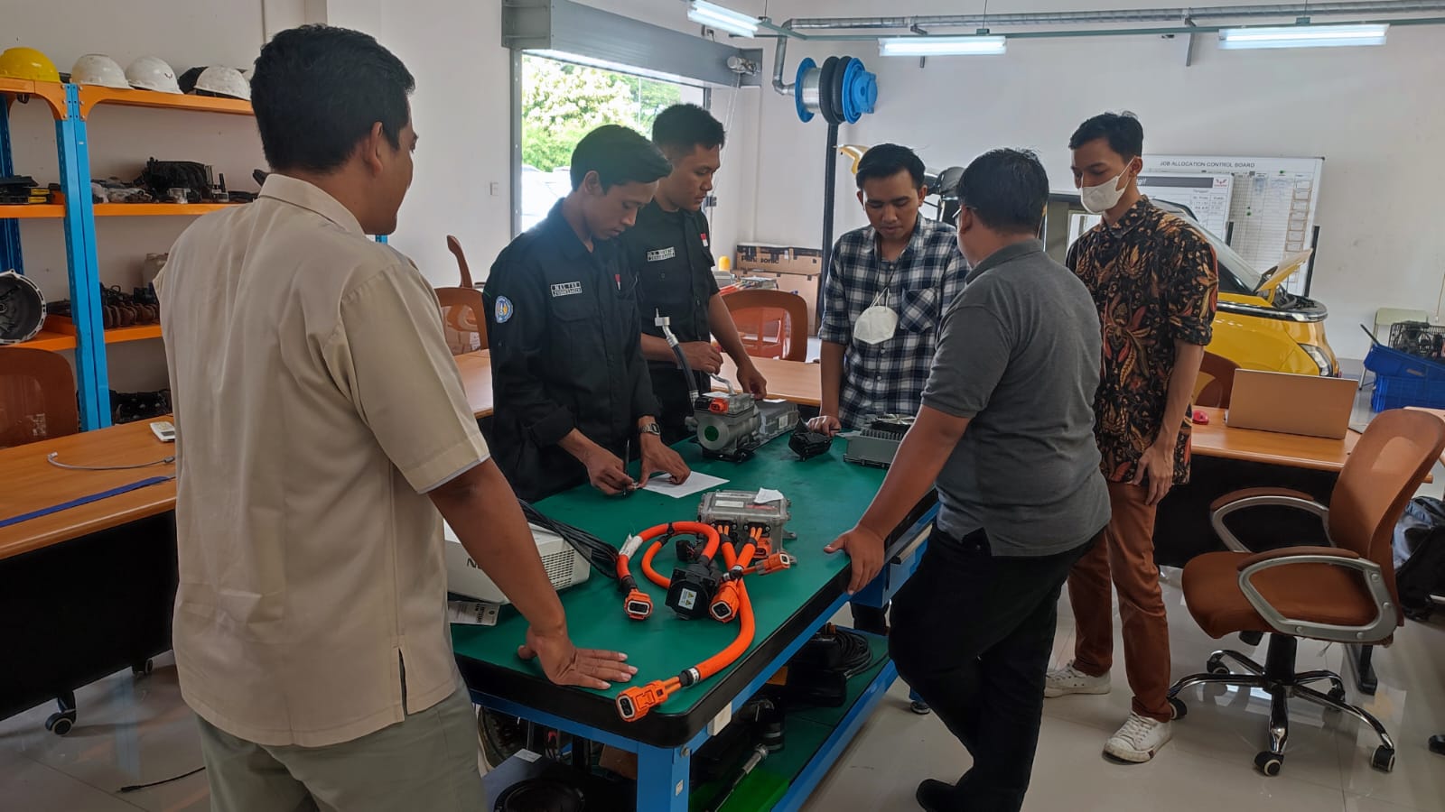 Tim Dosen UNY Gandeng Wuling Motors Kembangkan Sumber Daya Manusia | Universitas Negeri Yogyakarta